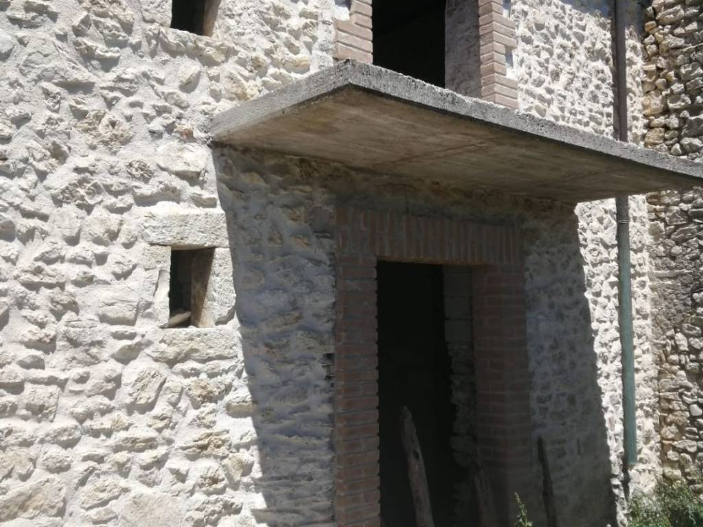 Vendita Rustico in via Roma Orvinio. 90 m², rif. 113072835