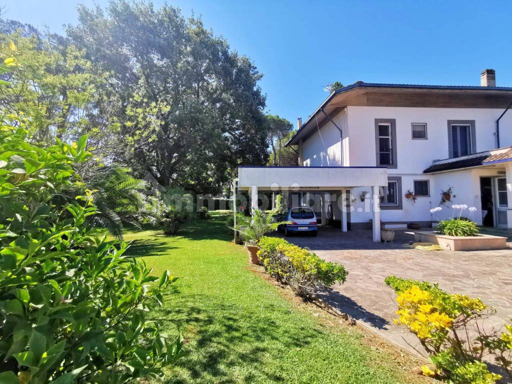 Vendita Villa bifamiliare in via Pitocrito Roma. Da ristrutturare ...
