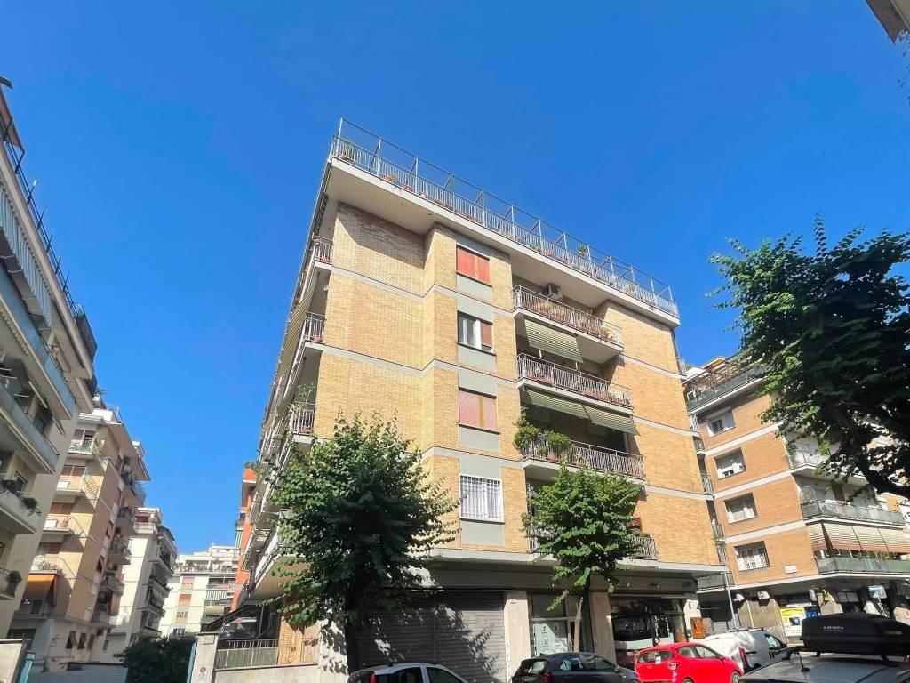 Vendita Appartamento Roma. Trilocale in via Adolfo Omodeo 70. Da ...