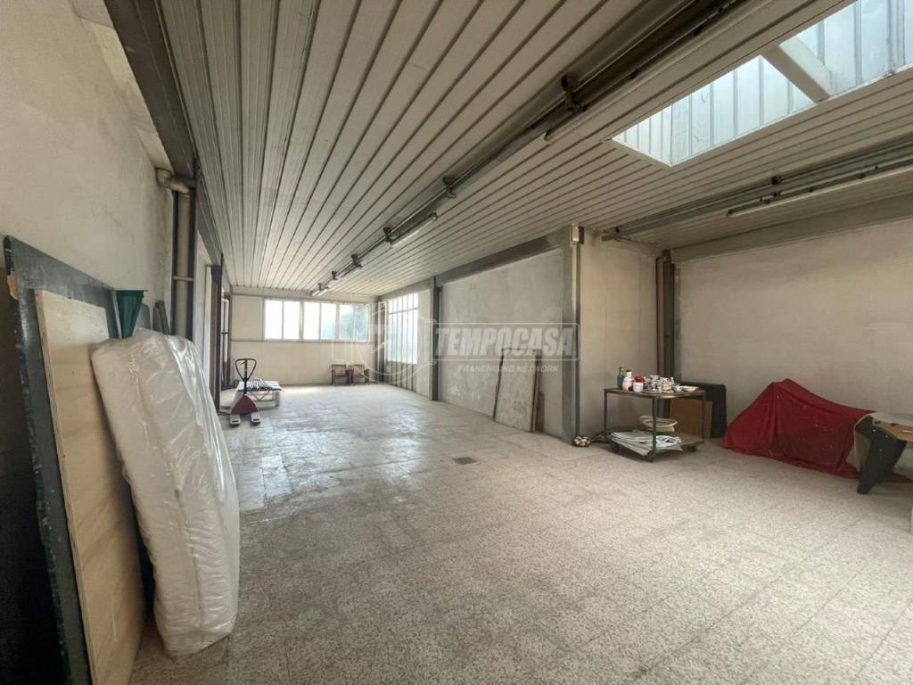 Magazzino - Deposito via Lombardia, Meda, Rif. 113166575 - Immobiliare.it