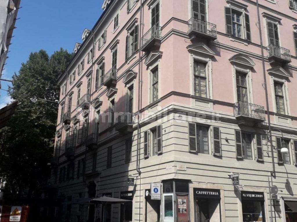 Vendita Appartamento Torino. Trilocale in via Carlo Alberto 27. Buono ...