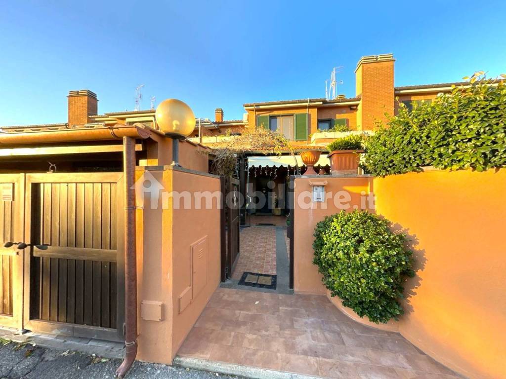 Vendita Villa a schiera in via Pietro Romani 170 Roma. Ottimo stato ...