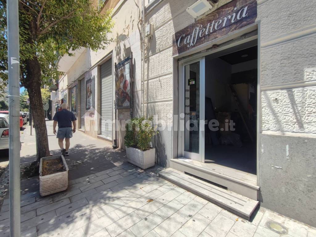 Locale commerciale via Maurizio De Vito Piscicelli, Napoli, Rif ...