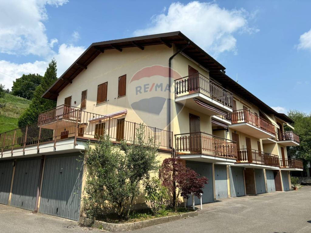 Vendita Appartamento Zogno. Trilocale in via centro 21/A. Buono stato ...