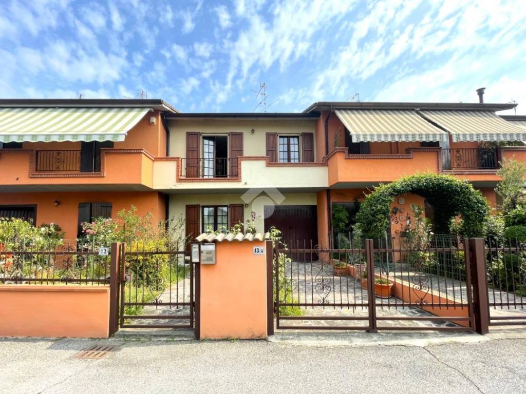 Vendita Villa a schiera in via VIII Marzo 13 Persico Dosimo. Buono ...