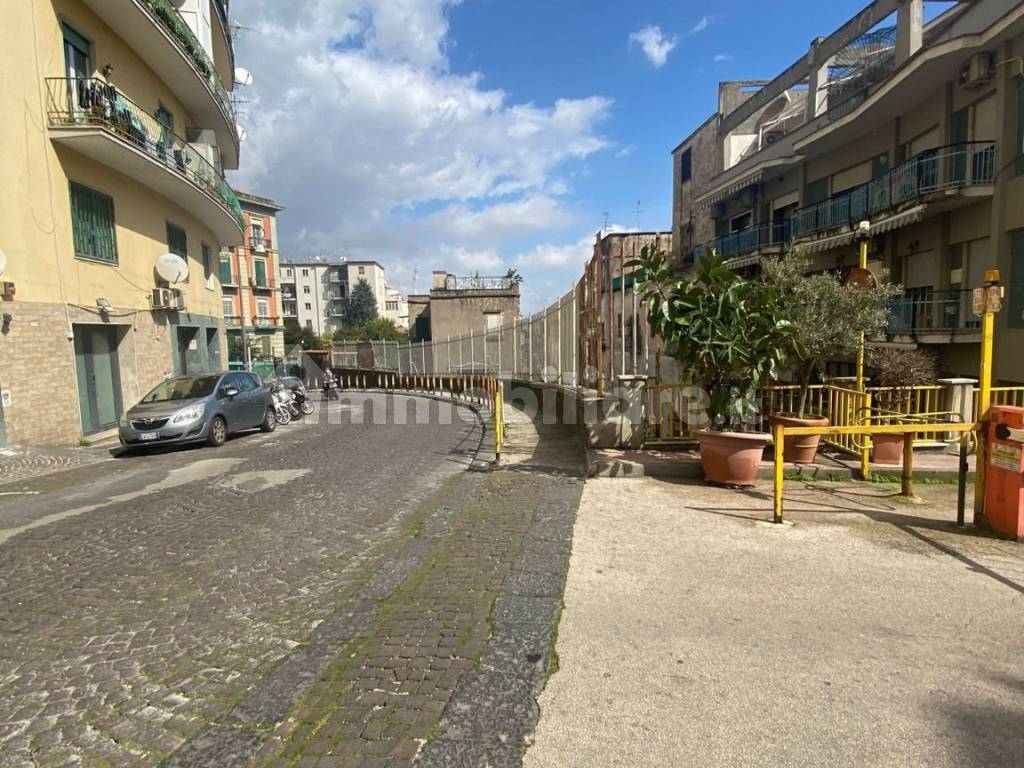 Vendita Appartamento in via Giacinto Gigante 3b. Napoli. Buono stato ...