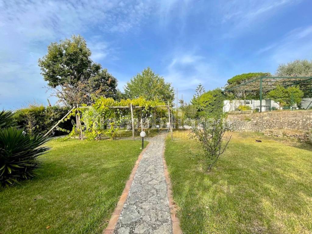 Vendita Villa unifamiliare in via Li Campi Anacapri. Da ristrutturare ...