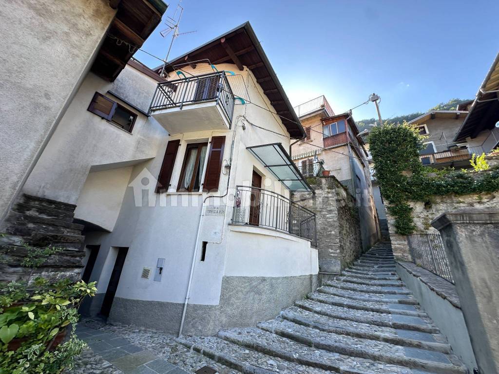 Vendita Villa unifamiliare in via della Chiesa 6 Laglio. Buono stato ...