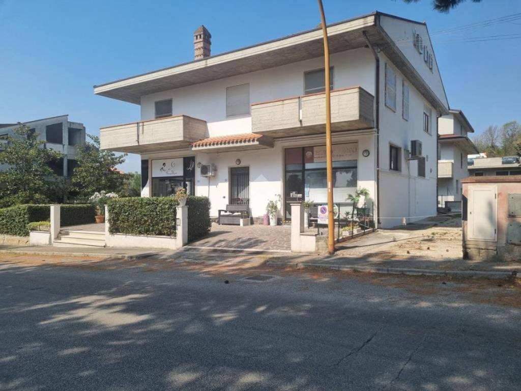 Sale Two-family villa in via Giardino 21 Notaresco. Good condition ...