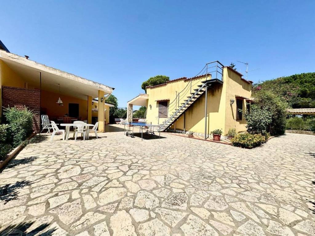 Vendita Villa unifamiliare in Contrada Passarello Partinico. Buono ...