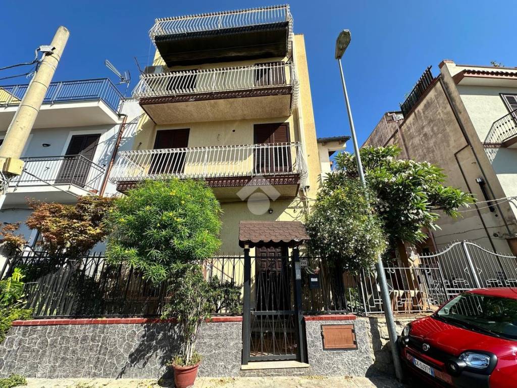 Affitto Appartamento Palermo. Trilocale in via Altarello 235. Buono ...