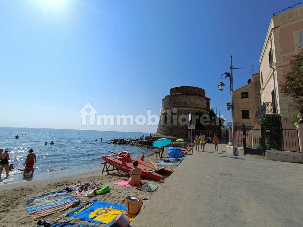 Affitto Appartamento Alassio. Quadrilocale in viale Daniel Hanbury 84 ...