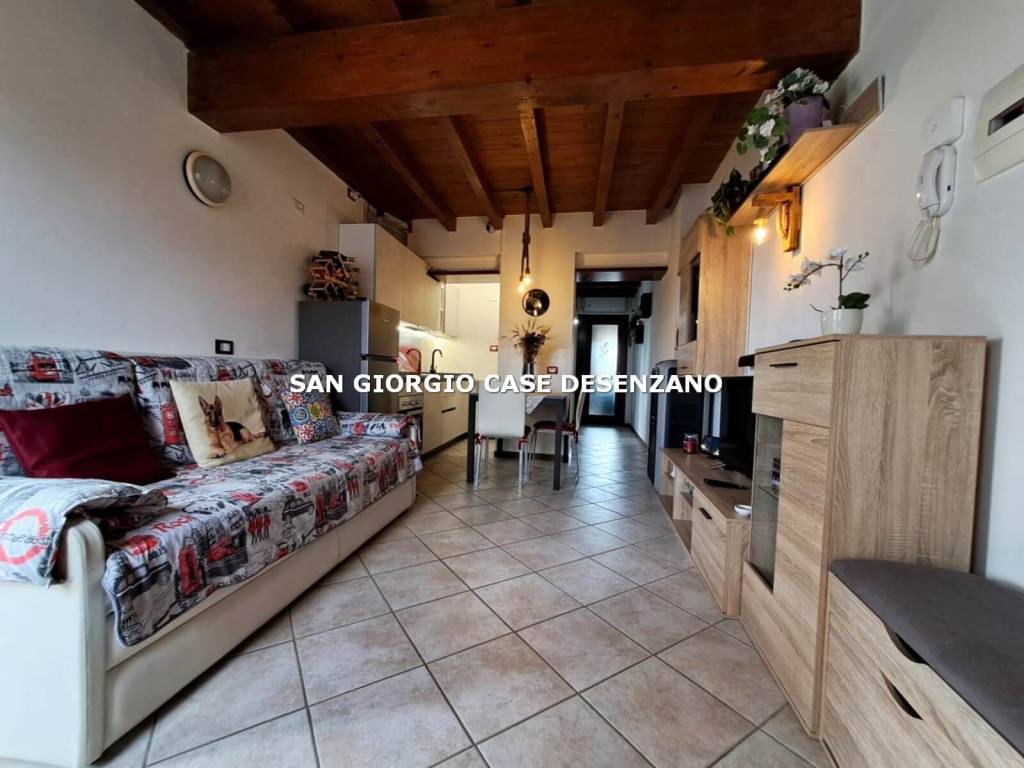 Vendita Appartamento Lonato del Garda. Trilocale, Ottimo stato, primo piano, posto auto, con ...