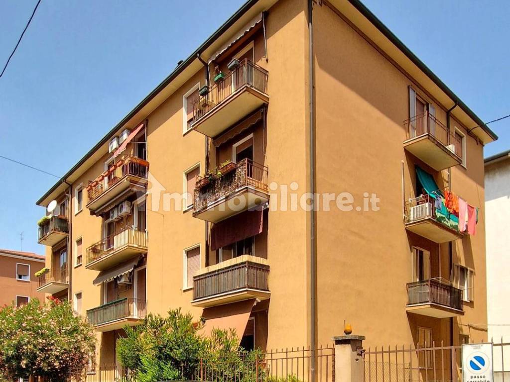 Vendita Appartamento Verona. Trilocale in via Adriano Valerini 9. Ottimo stato, terzo piano, con ...