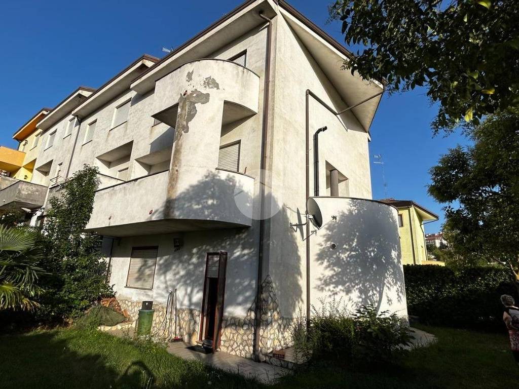 Vendita Villa plurifamiliare in via Eugenio Altomare 59 Rogliano. Buono ...