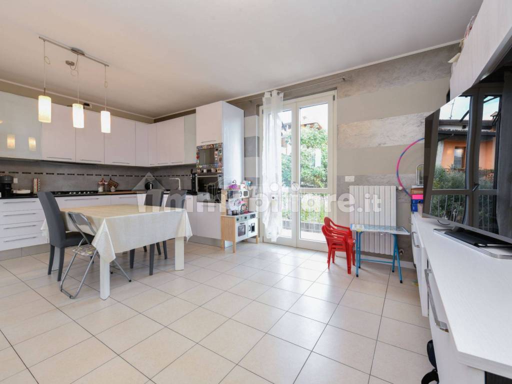 Vendita Appartamento Lonato del Garda. Trilocale in via del Pesco, Lonato. Buono stato, su più ...