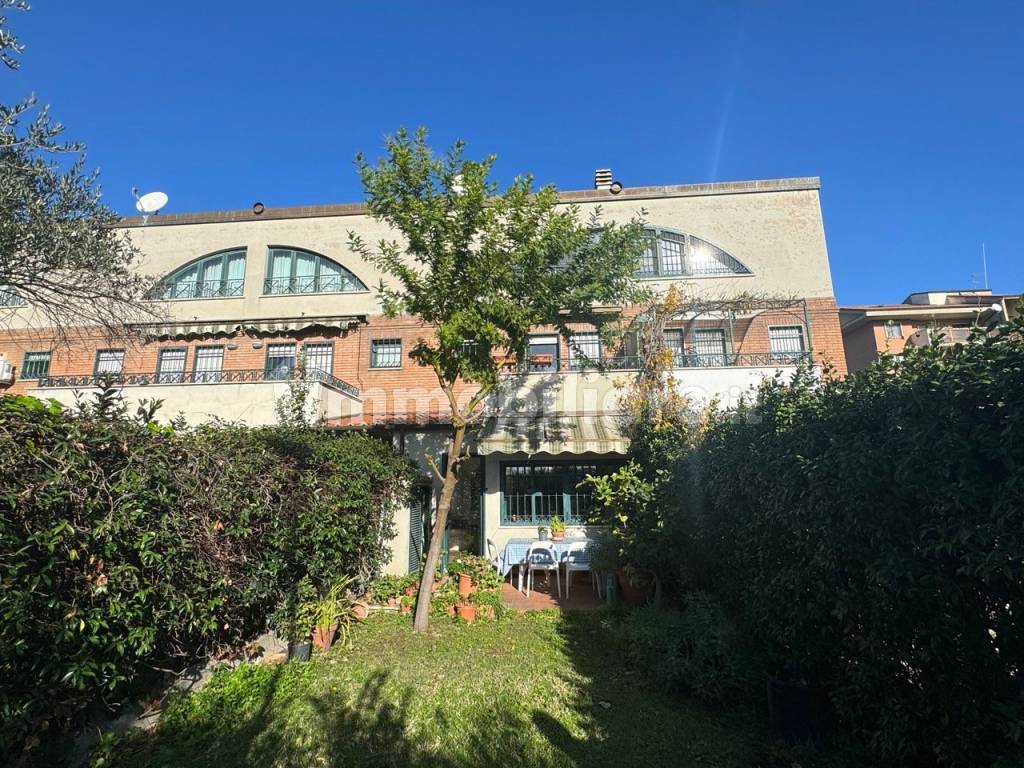 Vendita Appartamento in via Saint Vincent. Roma. Su più livelli, posto ...