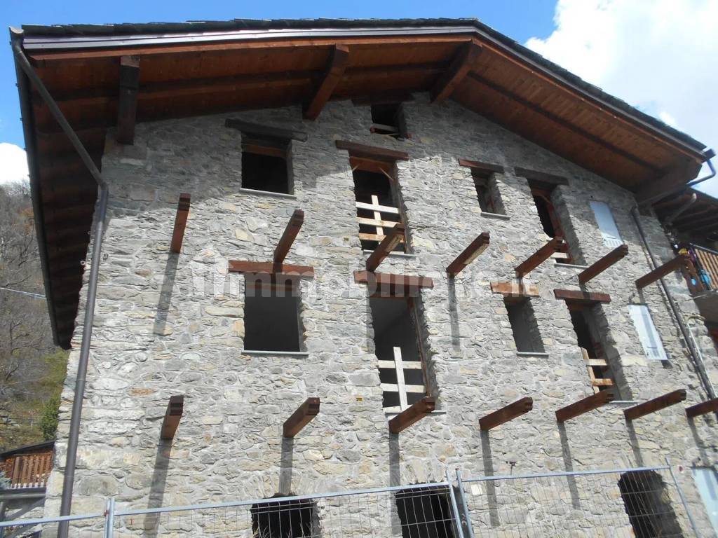 Vendita Appartamento Saint-Vincent. Trilocale in frazione Valyre. Buono ...