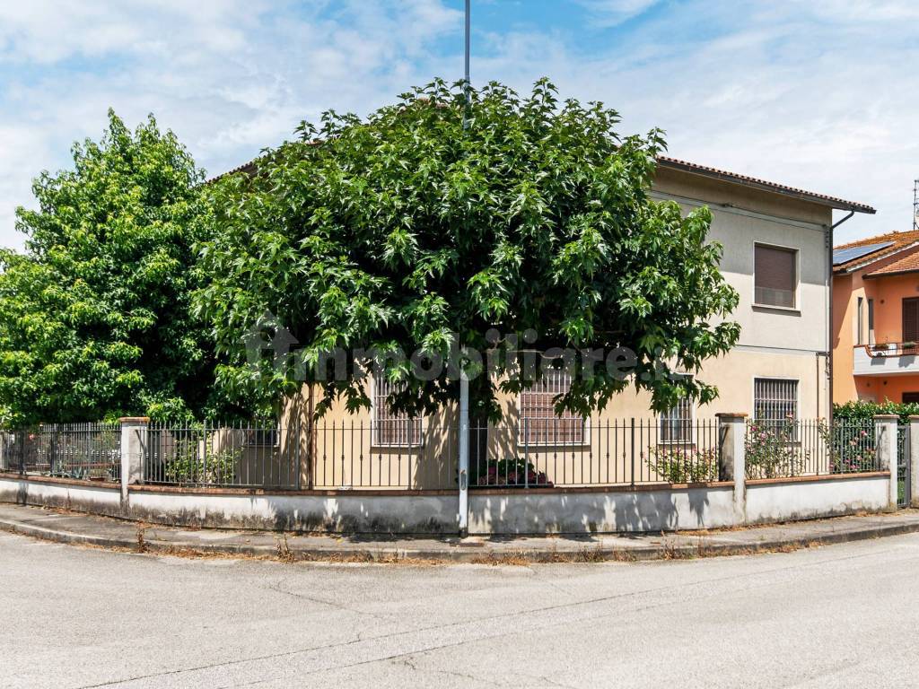 Vendita Appartamento Pistoia. Quadrilocale in via della Rotonda 38 ...