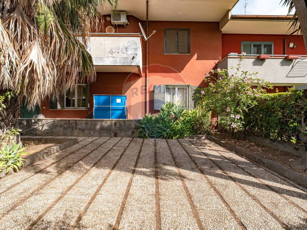 Vendita Villa a schiera in via Salvatore Quasimodo 66 Aci Catena. Buono ...