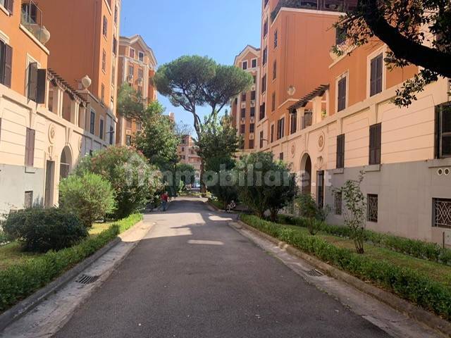 Vendita Appartamento Roma. Trilocale in via Taranto. Da ristrutturare ...