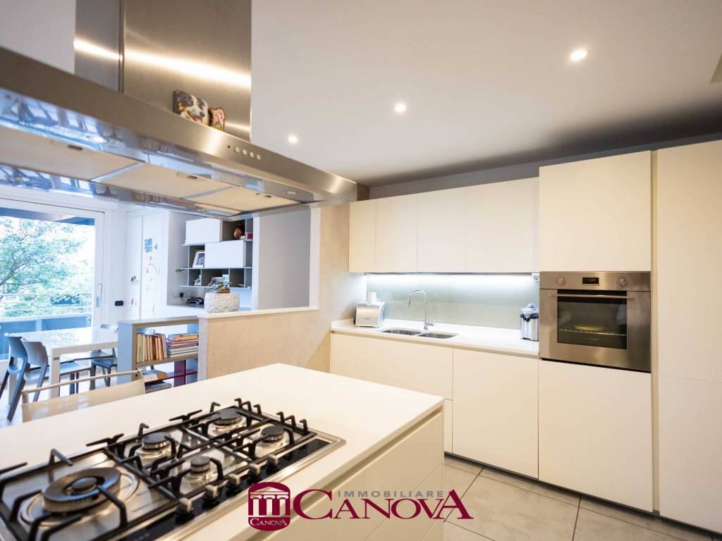 Vendita Appartamento in via Romualdo Caprani. Como. Ottimo stato, su ...