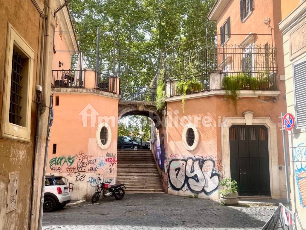 Vendita Appartamento Roma. Monolocale in vicolo del Polverone. Ottimo ...