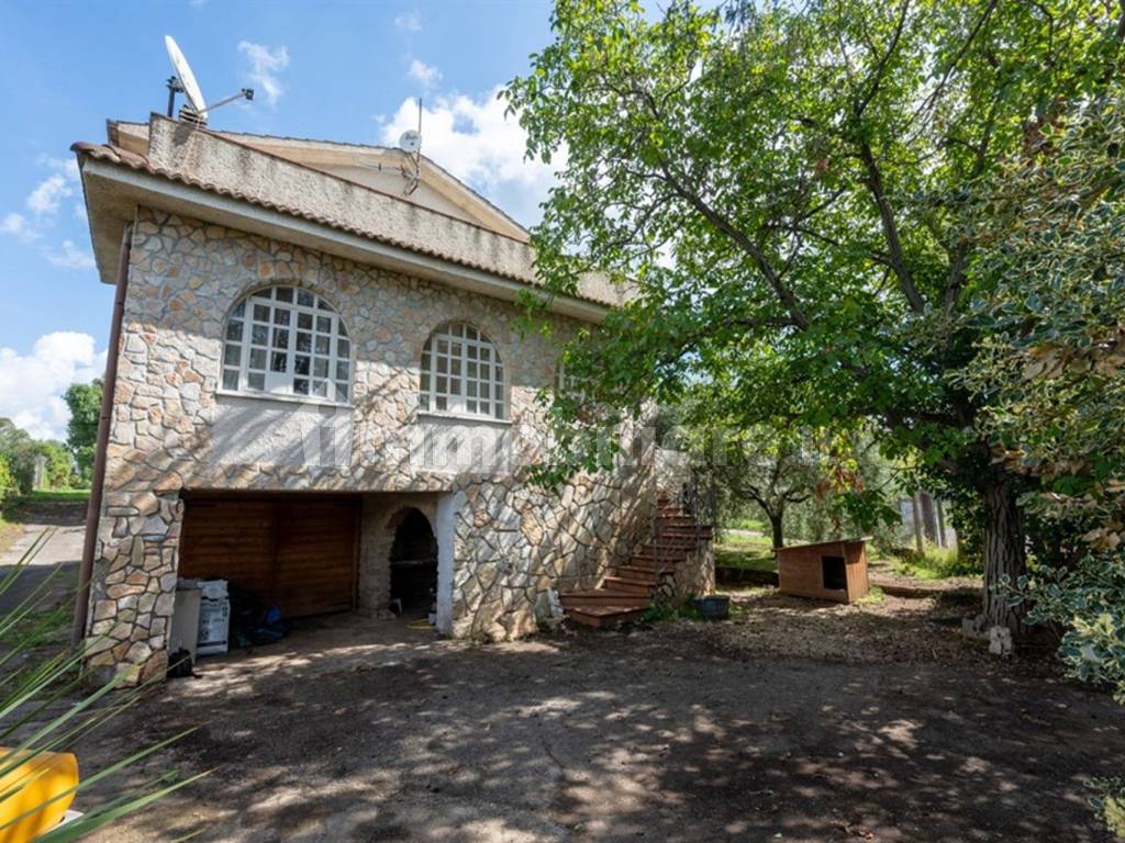 Vendita Villa unifamiliare in via di Colle Pallavicini Zagarolo. Buono ...