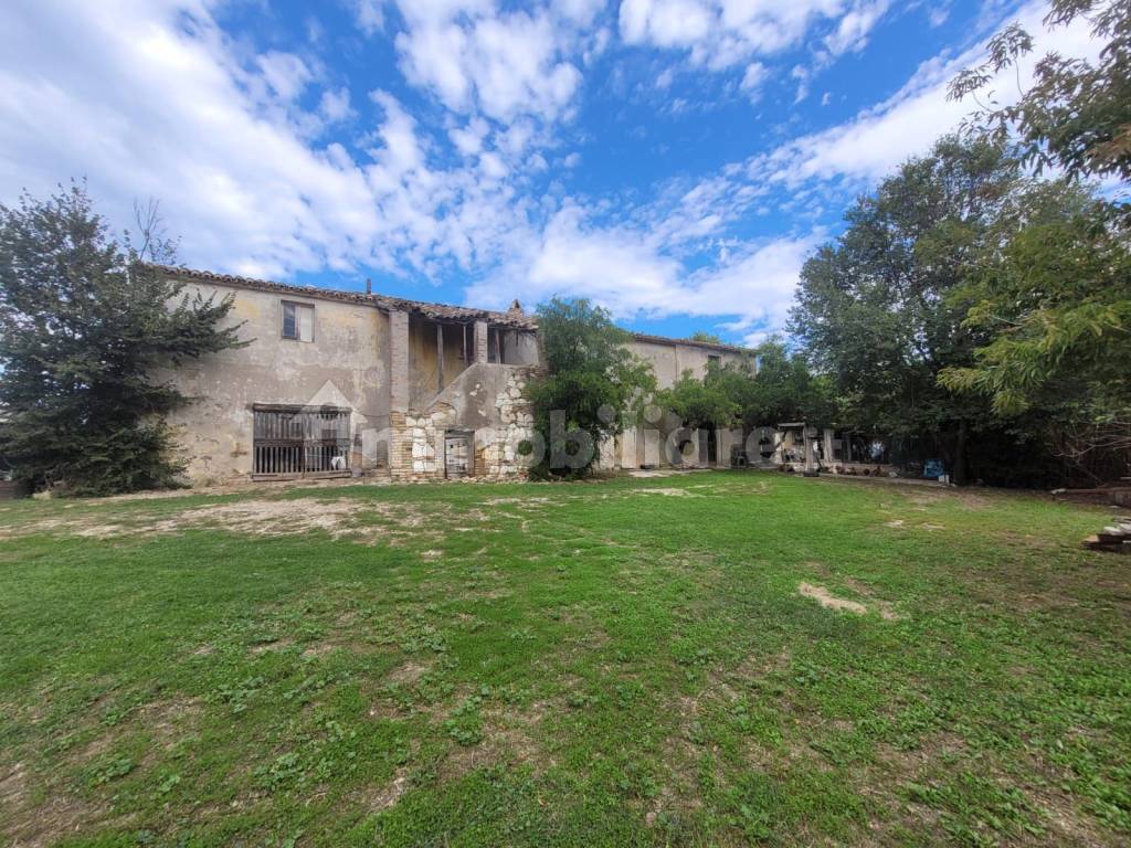 Vendita Casa colonica in frazione Varano 210 Ancona. Da ristrutturare ...