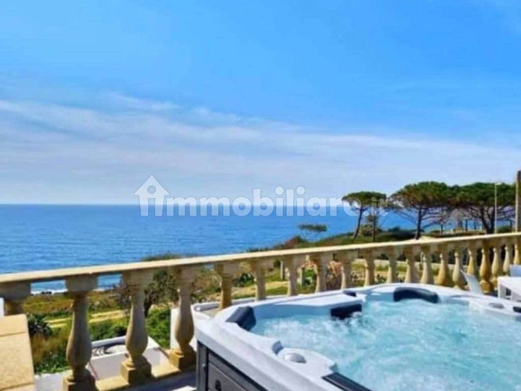 Vendita Villa unifamiliare in via Cristoforo Colombo, 90 Patù. Buono ...