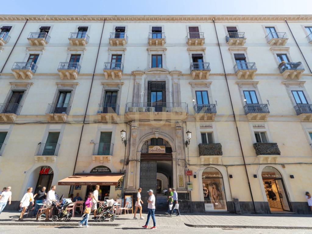 Sale Apartment in via Etnea 196. Catania. Excellent condition, third ...