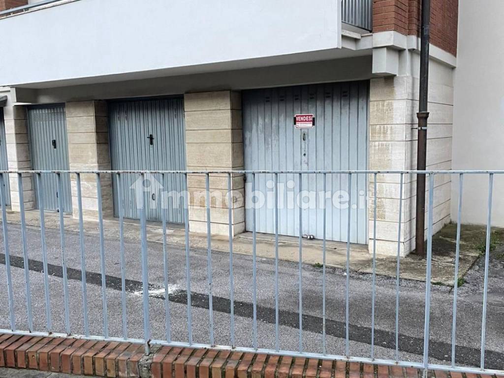 Garage - Box via Novorossiisk 2, Livorno, Rif. 115198433 - Immobiliare.it