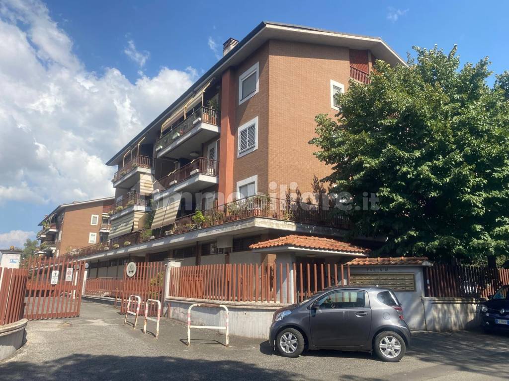 Vendita Appartamento Roma. Trilocale in via Monasterace. Ottimo stato ...
