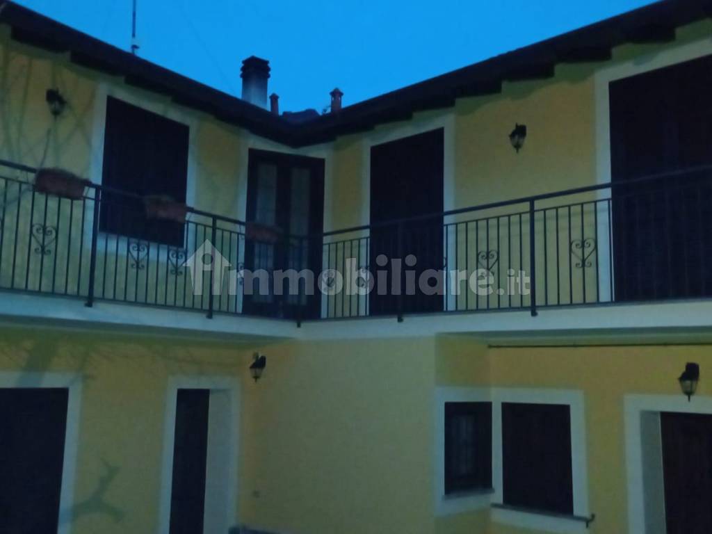 Affitto Appartamento Leggiuno. Trilocale in via Emilio Papini 28. Buono ...