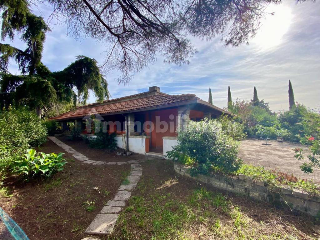 Vendita Villa unifamiliare in via Pontina Vecchia 57A Ardea. Buono ...