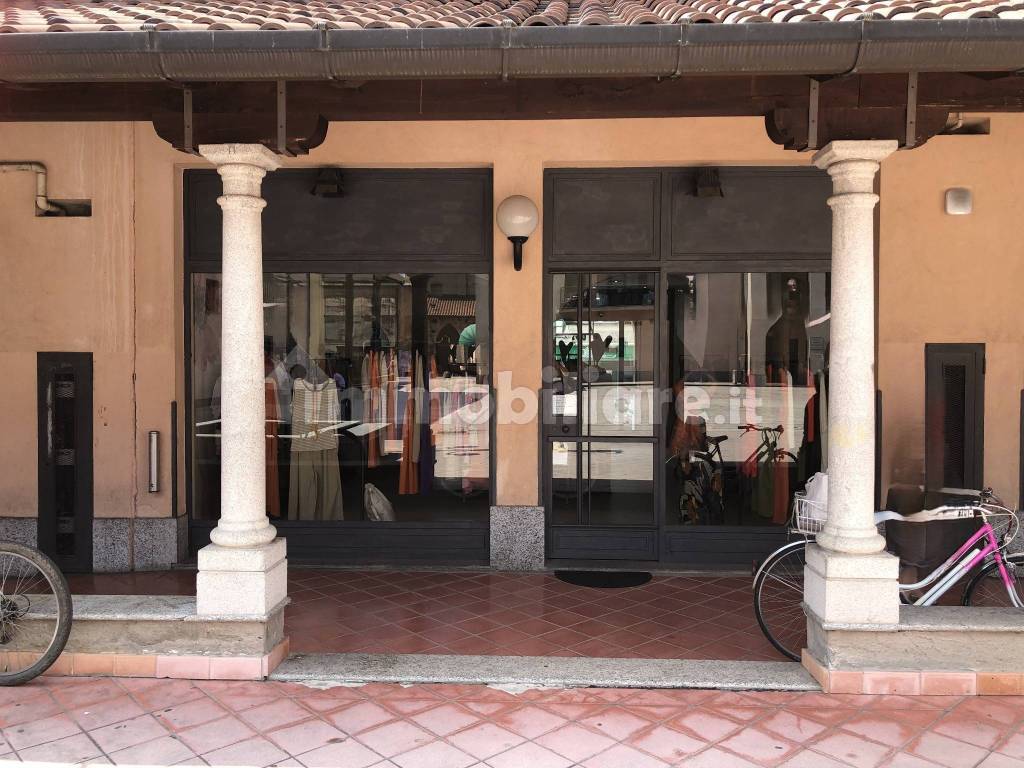 Asta per negozio, via Camillo Benso di Cavour 9, Centro Tradate, rif ...