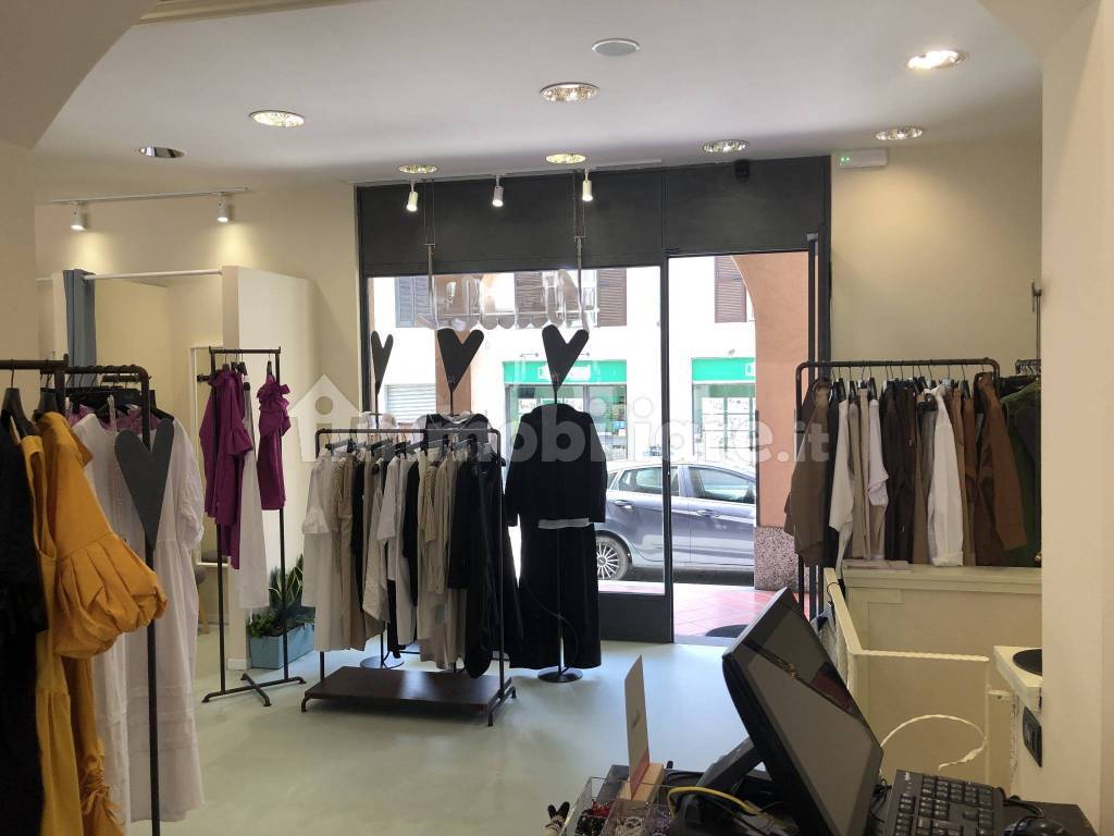 Asta per negozio, via Camillo Benso di Cavour 9, Centro Tradate, rif ...