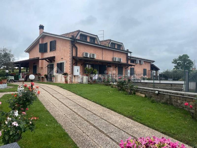 Vendita Villa bifamiliare in Strada Provinciale Tiberina Capena. Ottimo ...