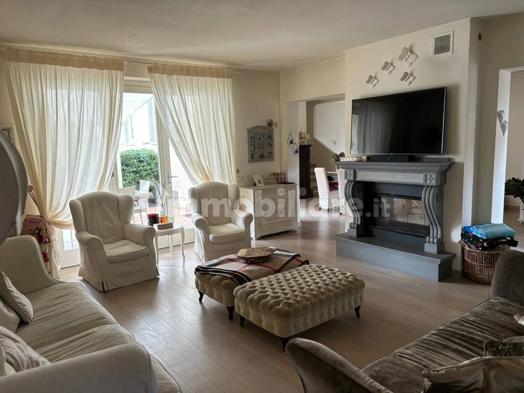 Vendita Villa unifamiliare Cameri. Ottimo stato, posto auto, con ...