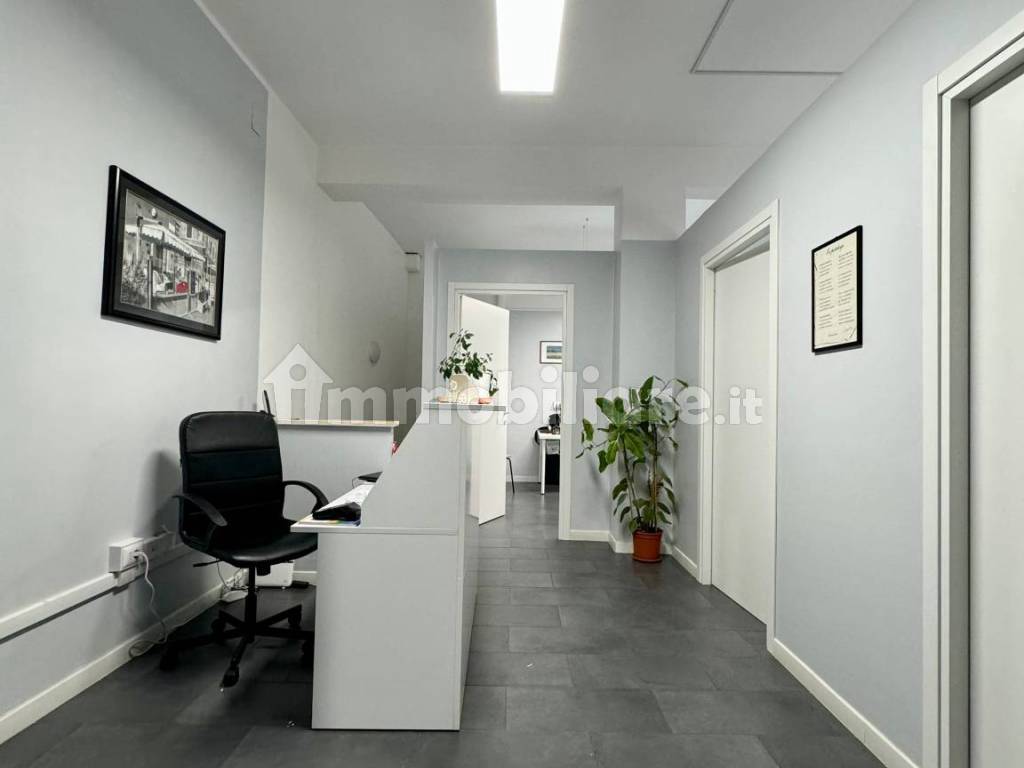 Negozio - Locale commerciale via val maggia 98-100, Roma, Rif ...