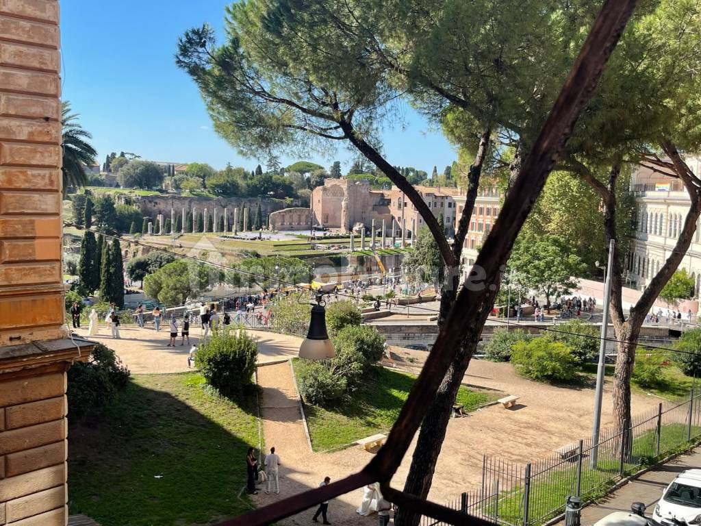Vendita Appartamento in via del Monte Oppio. Roma. Da ristrutturare ...