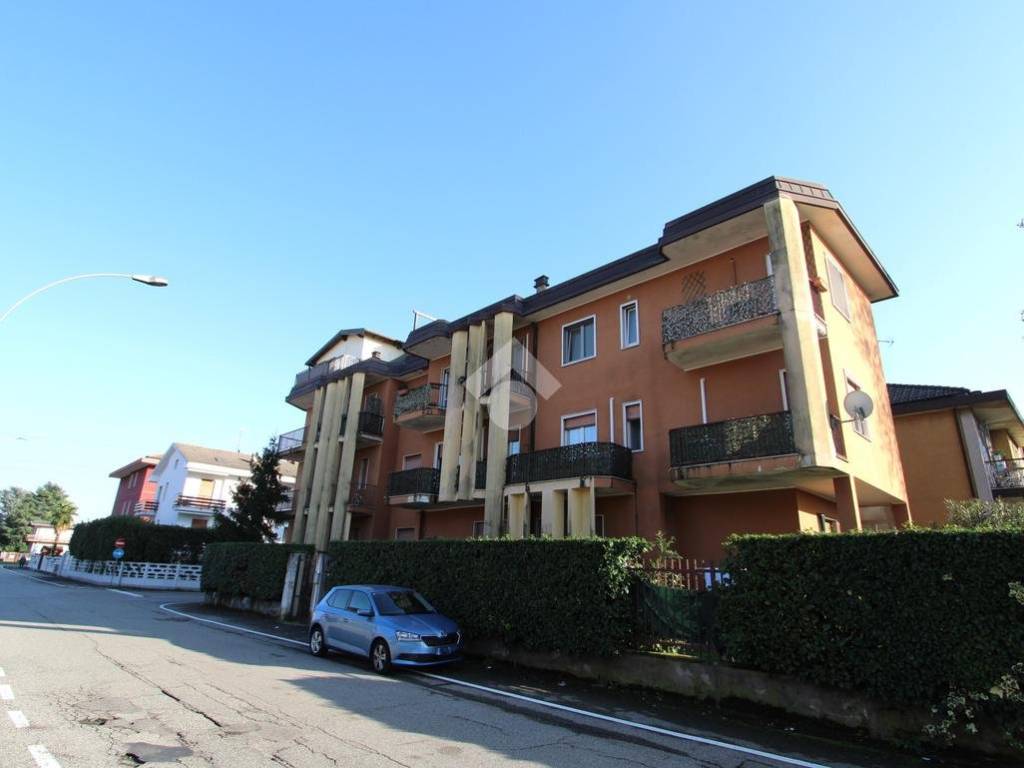 Vendita Appartamento Bareggio. Trilocale in via Varese 24. Buono stato ...