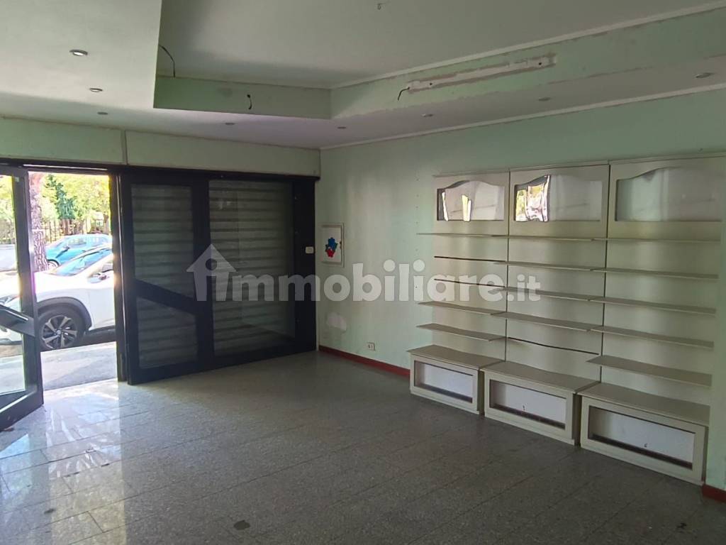 Negozio - Locale commerciale via Monasterace, Roma, Rif. 115111671 ...