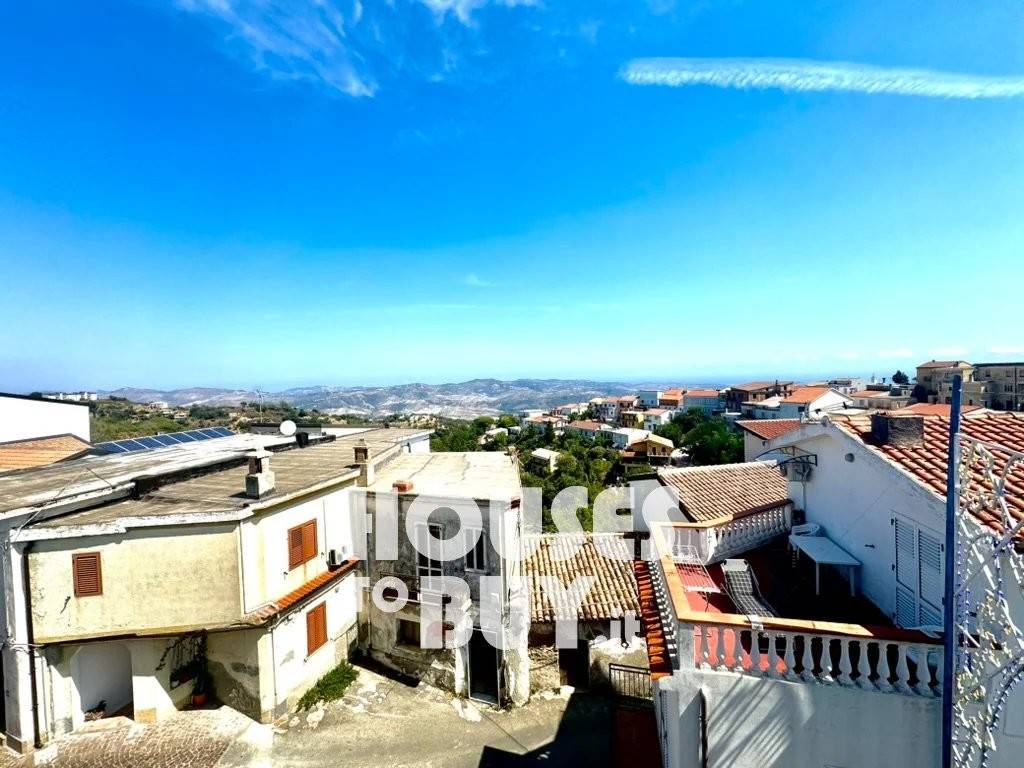 Vendita Appartamento Carfizzi. Trilocale in via Roma, 49.. Da ...