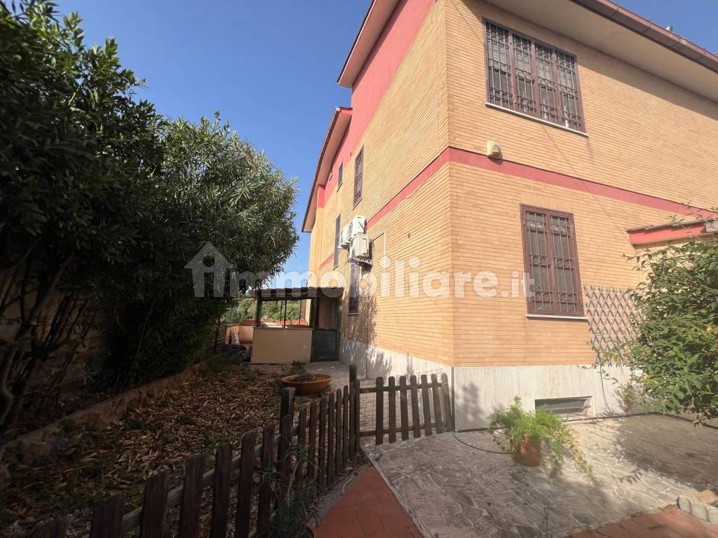 Vendita Villa bifamiliare in via Umberto Ricci Roma. Buono stato, con ...