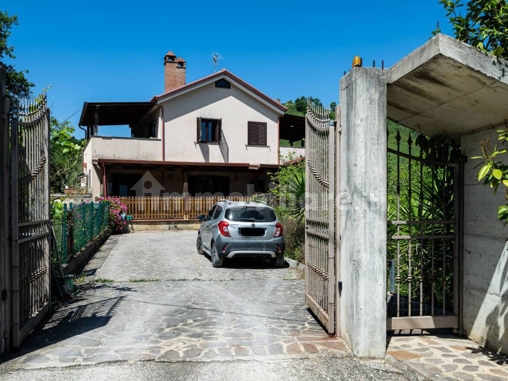 Vendita Villa bifamiliare in via Altimari 21 Salerno. Buono stato ...