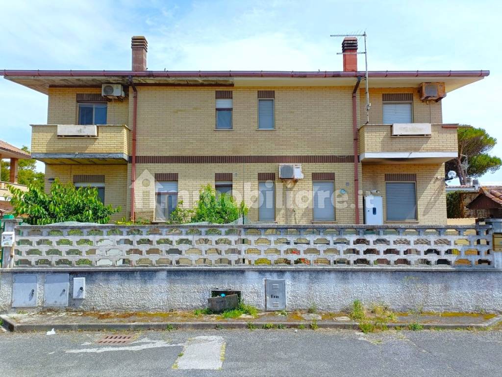 Rent Two-family villa in via Chioggia 9 Ardea. Good condition, parking ...