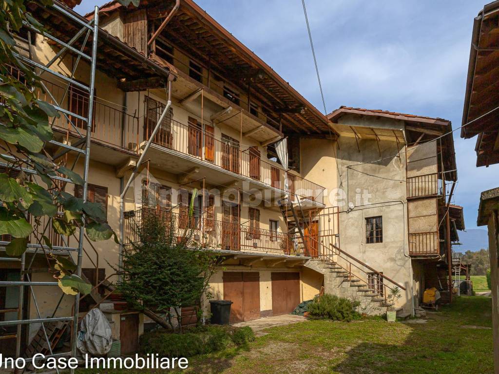 Vendita Rustico in via Roma 40 Banchette. Da ristrutturare, 465 m², rif ...