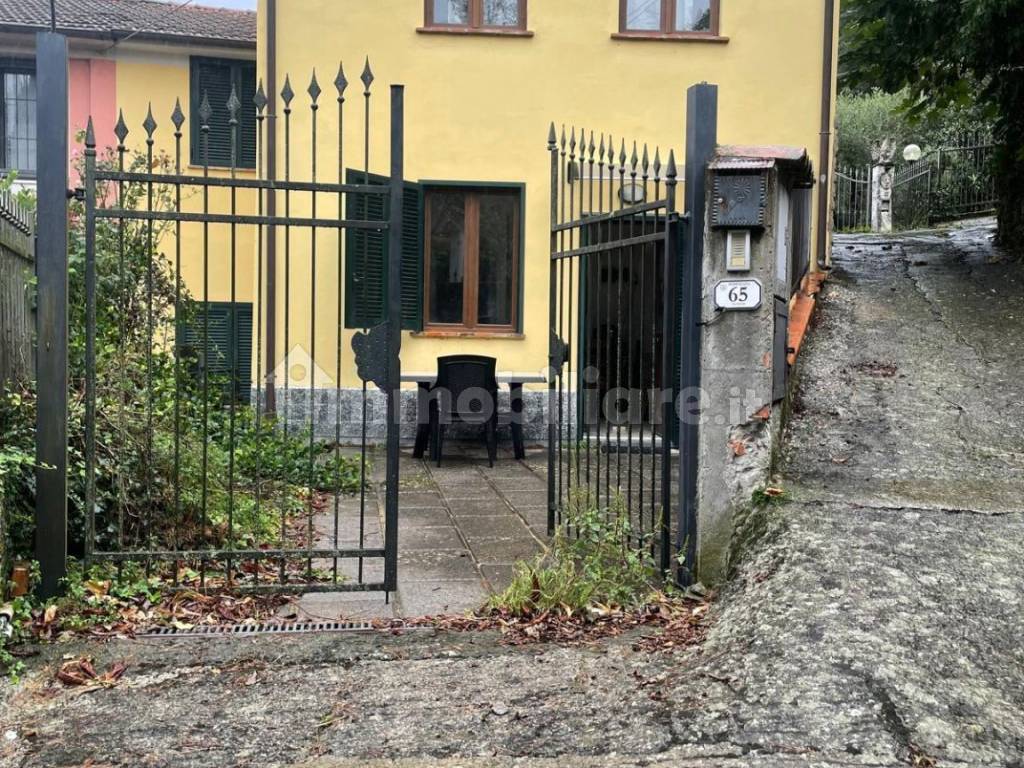 Vendita Appartamento in via Oliveto 65. Podenzana. Buono stato, piano ...