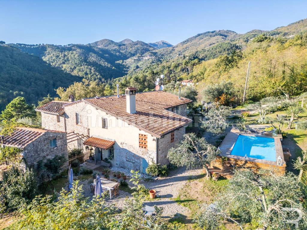 Vendita Rustico in Località Colli Camaiore. Ottimo stato, posto auto ...